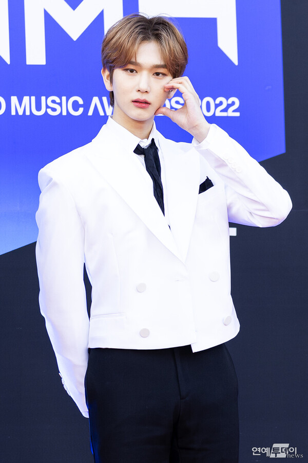 [today포토] EPEX 백승, ‘조각상의 하트’