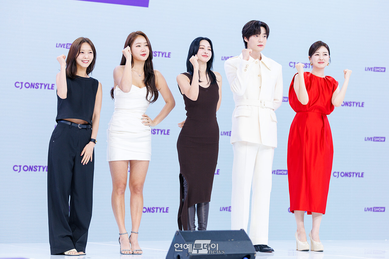 [today포토] Cj 온스타일 초대형 모바일 라이브쇼 각오 담은 힘찬 파이팅