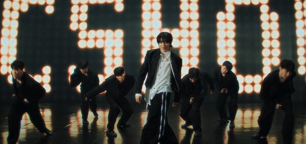 DKZ 재찬, 신곡 'Poster Boy' 퍼포먼스 비디오 공개..넘치는 생동감